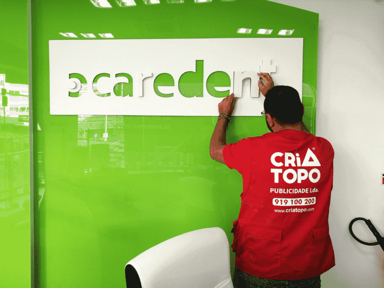 Painel em acrílico e letras em recorte pvc - Criatopo Publicidade Lda