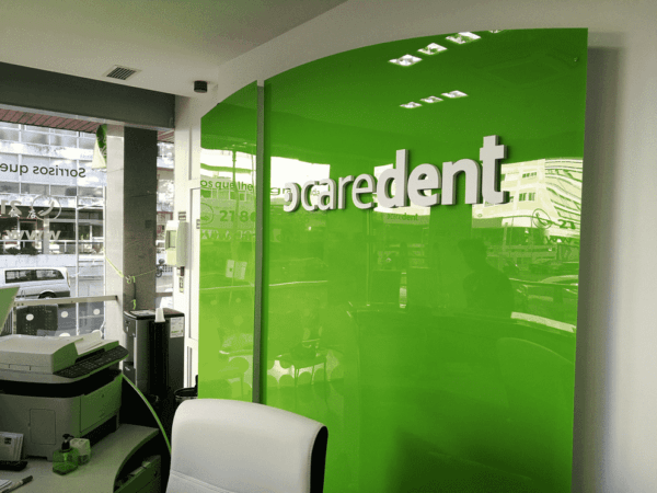 Painel em acrílico e letras em recorte pvc - Criatopo Publicidade Lda